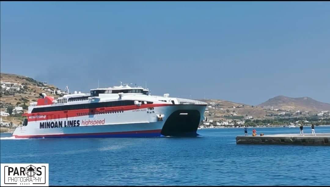 Απόδοση τιμών από το Santorini Palace στην Παναγία Εκατονταπυλιανή στην ...